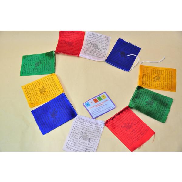 お経が書かれた5色の旗が2連(合計10枚)つながったタルチョです　　5色すべて幸運を運んでくれる馬、ルンタがデザインされています　　小さいのでちょっとした飾り・インテリアにもなります　　チベット、シェルパの家庭には必ずと言っていいほど飾られ...