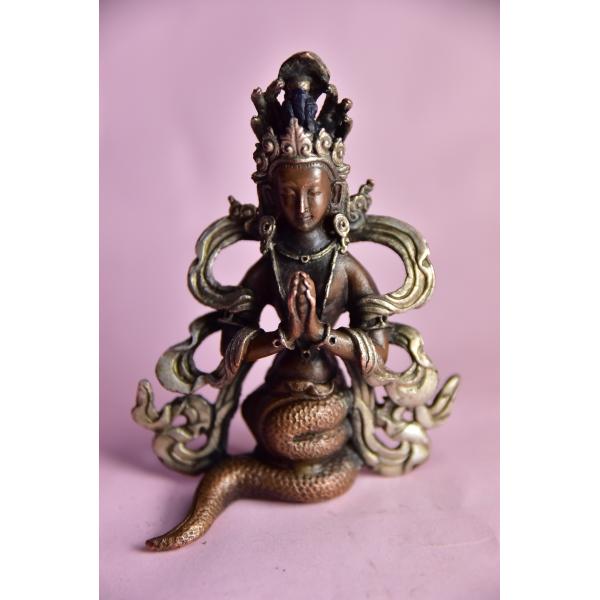 ヒンドゥー教の龍神、女神ナーガカーニャのメタル像です根源的な力の象徴とされ、天気を司る神でもありますパタンの仏像は(1)まず仏像の蝋型を手作りし、そこから土で型枠を作ります(2)蝋型の入った型枠を火に入れると中の蝋型が溶けだします(3)その...