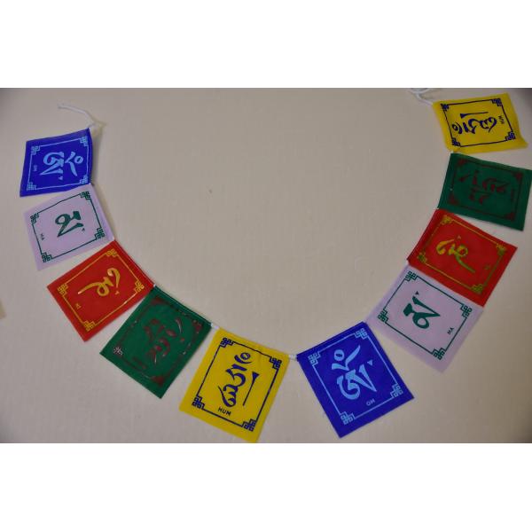 仏教の真言が書かれた5色の旗が2連(合計10枚)つながった小さなタルチョです観音六字咒真言のマントラ「オムマニペメフム」が書かれています小さいのでちょっとした飾り・インテリアにもなります仏壇の上に飾るのにも適した小さいタルチョですチベット、...