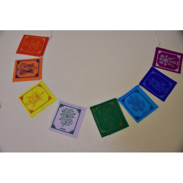 仏教の吉祥を現す8つの模様、八吉祥紋が書かれた旗が８枚つながった小さなタルチョです小さいのでちょっとした飾り・インテリアにもなります仏壇の上に飾るのにも適した小さいタルチョですチベット、シェルパの家庭には必ずと言っていいほど飾られていますタ...