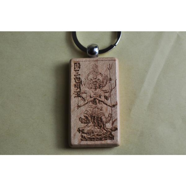 降三世明王の木彫りキーホルダーですお守りとしてお使いいただけます印刷ではなく細かな木彫りです木の部分は約5.4センチ×3.0センチスケールはあくまで目安としてお考えください木札は大山の庭光山願成寺、和教方丈様にあらかじめご祈祷いただいており...
