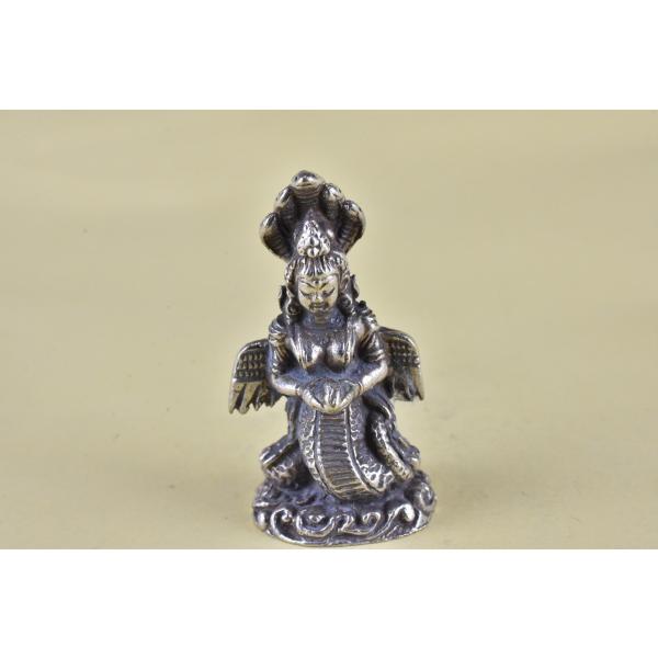 ヒンドゥー教の龍神、ナーガカーニャのメタル像です根源的な力の象徴とされ、天気を司る神でもあります小さいですが精緻な像です真鍮合金製　　タイ製　サイズ：約3.0cm　重さ：約11gスケールはあくまで目安としてお考えください パソコンの環境など...