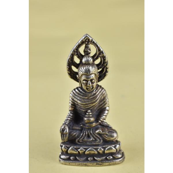 阿しゅく如来のミニメタル像です小さいですが精緻な仏像です真鍮合金製　　タイ製　サイズ：約3.2cm　重さ：約12gスケールはあくまで目安としてお考えください パソコンの環境などにより写真と実物の商品の色合いが違って見える場合があります製造過...