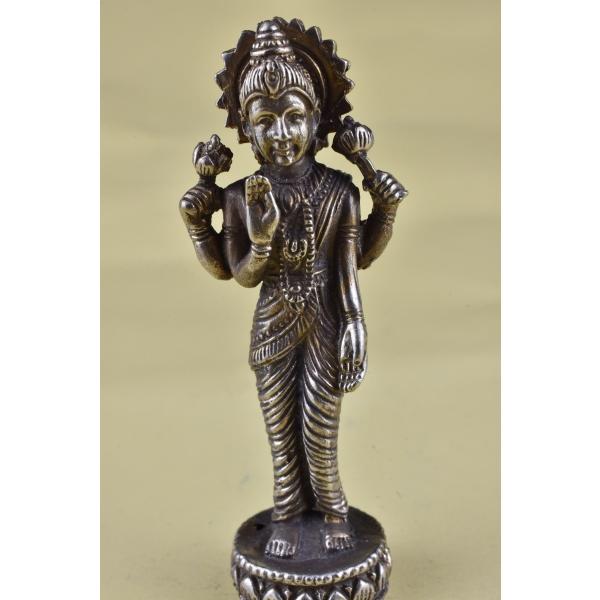 ヒンドゥー教の神様、ラクシュミーのメタル像です日本では吉祥天として信仰されています幸運と冨、福徳をもたらすとされています夫はビシュヌ、仏教では毘沙門天が夫とされています小さいですが精緻な仏像です真鍮合金製　　タイ製　サイズ：約6.2cm　重...