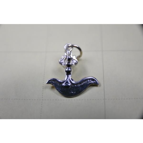 六つの煩悩を切断し、この世の束縛を断ち切る法具です六道輪廻からの開放を象徴化したものですお守り、護符としてお使いいただけます小さいですが精緻なペンダントトップです92.5シルバー製　　ネパール製　サイズ：約2.4cm　重さ：約3g留金もシル...