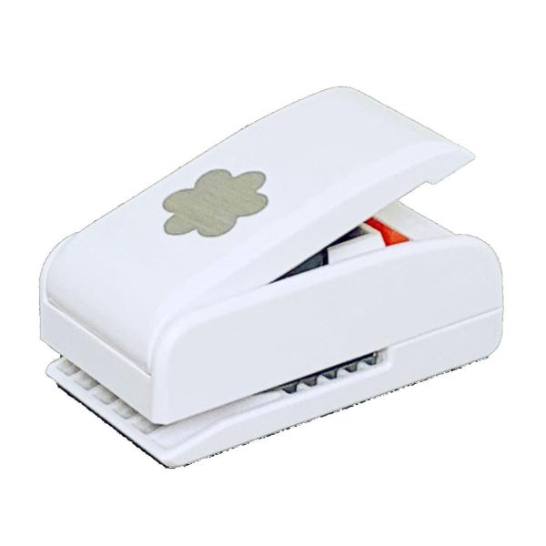 いままでにないスムーズな抜き心地。連続してパンチすることも可能です！女性やお子様など力の弱い方にもラクに抜ける構造で補助具を必要としないクラフトパンチです！今までになかった図柄も登場して楽しさと表現力がアップしました！軽量で取り回しやすいの...