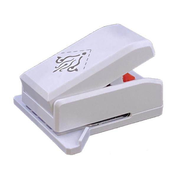 いままでにないスムーズな抜き心地。女性やお子様など力の弱い方にもラクに抜ける構造で補助具を必要としないクラフトパンチです！スクラップブッキングやアルバム、記念日の装飾、カード・フレーム作りに。ガイドのコーナーに合わせてセットして型抜きするだ...