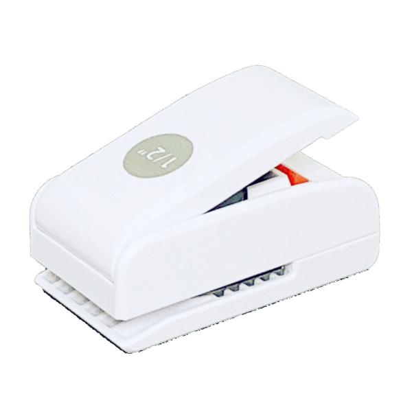 いままでにないスムーズな抜き心地。連続してパンチすることも可能です！女性やお子様など力の弱い方にもラクに抜ける構造で補助具を必要としないクラフトパンチです！今までになかった図柄も登場して楽しさと表現力がアップしました！軽量で取り回しやすいの...