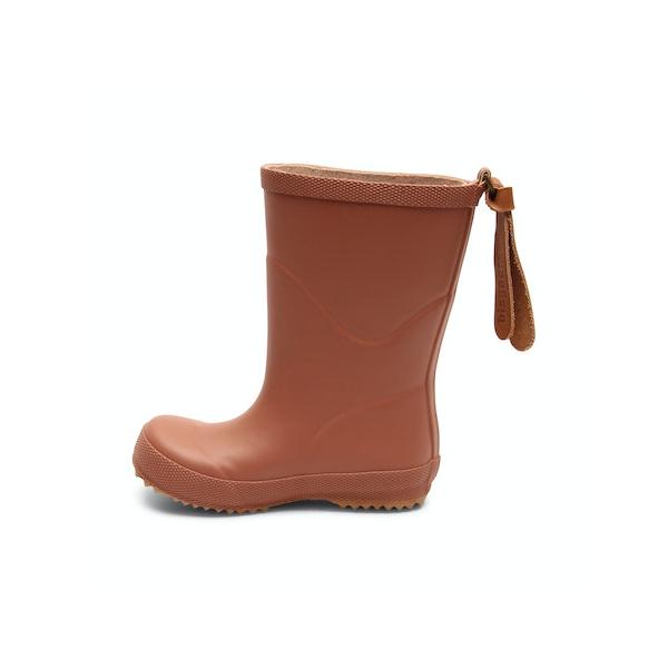 履き心地は有名なレインブーツです、内側には裏地が張ってありましてさらりとした足通しです口は少し狭いと思います。あまりきっちりのサイズは脱ぎ履きがしにくいですので、少し大きめで。