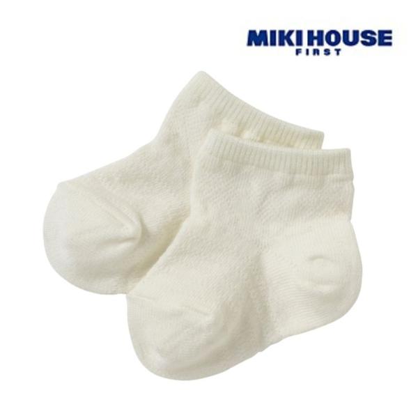 QUALITY：綿・ナイロン・・ポリウレタン生産　日本カラー　白ダイヤ柄に編まれた清楚なホワイトソックスです。ショート丈なので、小さなお子さまでも履きやすい長さ。シンプルな白いソックスも、さり気ない模様でオシャレ感があります。お宮参りのセレ...