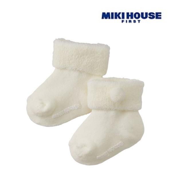 QUALITY：綿・ナイロン・・ポリウレタン生産　日本カラー　白梵天が付いたもこもこベビーソックスです。シンプルなデザインで、男女問わず履いていただけます。プレゼントにも人気のアイテム。・リブ部分が適度なフィット感でしっかりとしているので、...