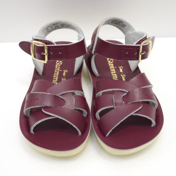 スイマーはやや細身のシルエットにほかのシリーズと同じくクッション性抜群のウレタンソールとさび止め加工済みのバックルを採用。冷水であれば洗濯機の水洗いもOK。脱ぎ履きに便利なベルクロテープがすべてのサイズで使用されています。※5〜7mmほど表...