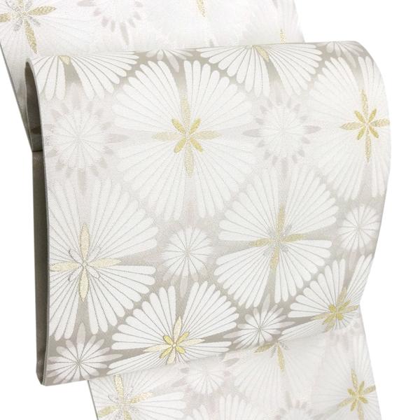 当店でも数多くの取り扱いがあり、着物通の方からの信頼も厚い西陣の高級帯メーカー、高島織物の袋帯のご紹介です。美しいキモノなどの雑誌でも度々紹介される高島織物は、その技術力やデザインに定評のある機屋でございます。菊日和と題されているように菊の...