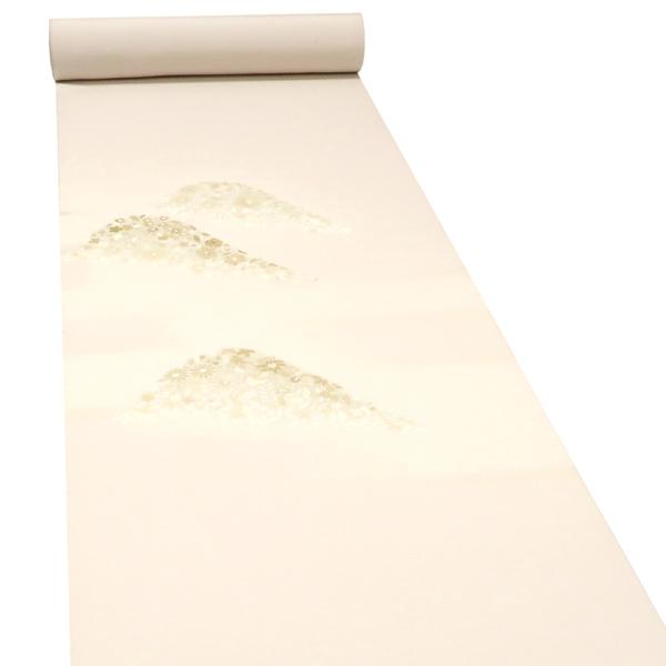 京都の一流染匠「一富司」の京友禅付下げのご紹介です。センスの良い感性と熟練の技術で本物の着物を製作する染元の逸品でございます。咲き誇る更紗文様が山の稜線を形成する、美しくも上品なデザイン。ゴールドの刷毛目文様は、ほのかなグラデーションを魅せ...