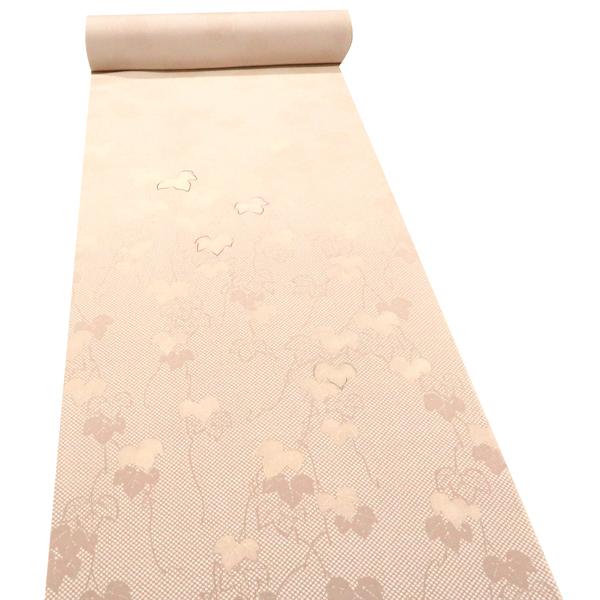 一流ブランドがこぞって染め出しにかける「雅染匠」の付下げのご紹介です。途切れることのない優雅な蔦の曲線と、江戸小紋の行儀を思わせるような細かな水玉の文様がグラデーションを成す、美しく風雅なお品です。全体的に淡い色彩で描き出された伸びやかな蔦...