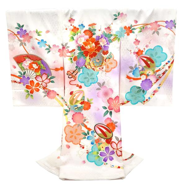 清楚な白地にたなびく熨斗が全体に流れを作り出し、花車やこっぽりなどが描かれた大変華麗な産着でございます。水色とピンクのほわりと優しい暈し染めが、幻想的な雰囲気を醸すお品です。たわわな花々が乗せられた花車をメインに、匹田柄が染められた豊かなフ...