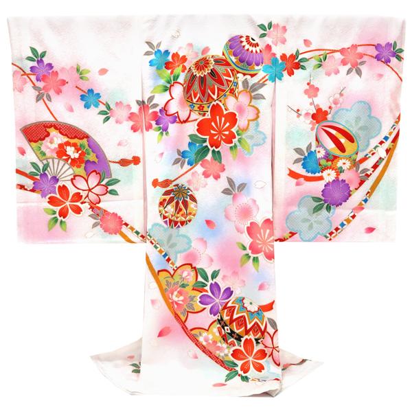 清楚な白地にたなびく熨斗が流れを作り出し、毬や桜などの愛らしい吉祥文様が描かれた大変可憐な女の子産着でございます。水色とピンクの、ほわりと施された暈し染めが、幻想的な雰囲気を醸すお品です。産着から振袖まで女子に人気のモチーフである毬と、富貴...