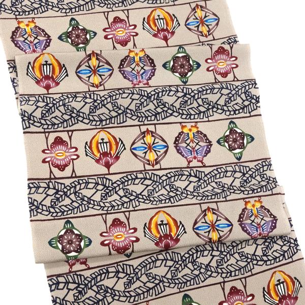 紅型三宗家の1つとして、その伝統継承と発展に努め代々制作を続けられる「城間家」城間びんがた工房。戦後琉球紅型の復興に尽力された城間栄喜氏をお父様に。王朝伝統の装束からファッションへ、その心と技を受け継ぐ15代当主、城間栄順氏が手がけました米...