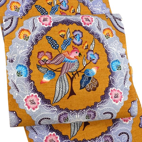 紅型三宗家の1つとして、その伝統継承と発展に努め代々制作を続けられる「城間家」城間びんがた工房より。16代当主、城間栄市氏が手がけました琉球紅型染めの名古屋帯をご紹介いたします。父である英順氏とともに、沖縄の風土に育まれた琉球紅型のオーソド...