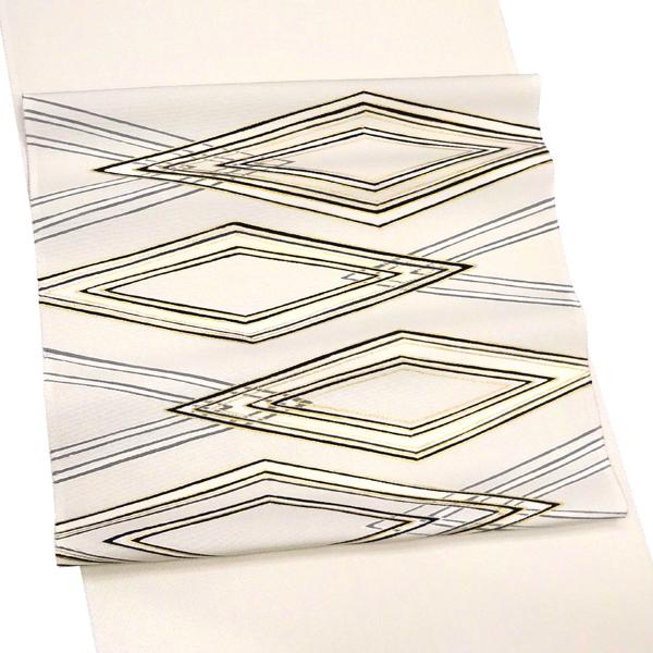 京都の職人が染め上げました、現代的な感性と伝統技術が美しく融合した、手挿し京友禅塩瀬名古屋帯でございます。控えめで上品なピンクがかった灰色の地に、幾何学的な菱文様がモダンに描かれ、洗練された大人のおしゃれを演出します。すっきりとした配色とシ...