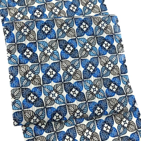 清布びんがた工房の玉那覇清氏が手がけた逸品、琉球本紅型の夏名古屋帯をご紹介いたします。沖縄の豊かな自然と伝統技法が融合した本紅型は、他にはない独特の美しさを持つ最高峰の染め織物でございます。白と青を基調とした爽やかな色合いに、葵の花を整然と...