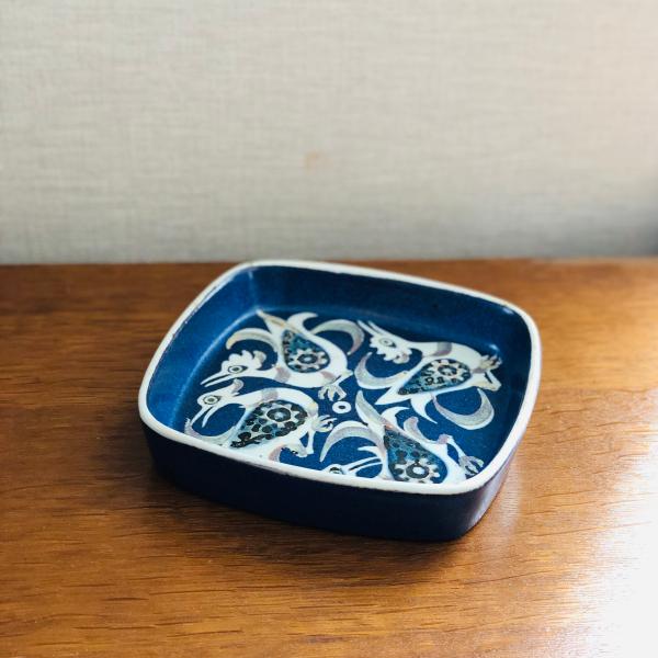 Nils Thorsson （ニルス・トーソン）デザインのBaca(バッカ)シリーズデンマーク王室御用達ブランド、ロイヤルコペンハーゲン。その中でも代表的なデザインとは異なる、民芸風デザインが特徴的なシリーズです。ヒビや欠けもなく状態の良い...