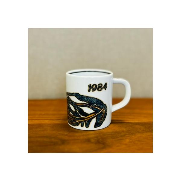 2014年まで毎年製造されていたハンドペイントのイヤーマグ。小ぶりなＳサイズです。ヒビや欠けもなく状態の良いお品です。Royal Copenhagen商品：ファイアンス焼　イヤーマグ1984年デザイン：Inge-lise Koefoed製造...