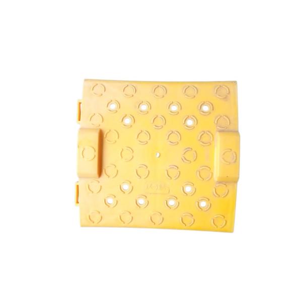 商品名：スペースカバーメーカー：アラオ規格：250×250（42.7φ対応）◆説明・ジョイント式なので、全ての足場幅サイズに使用できます。（300~1200以上）・強化ポリプロピレン製なので、軽くて丈夫、管理が簡単です。・42.7φのパイプ...