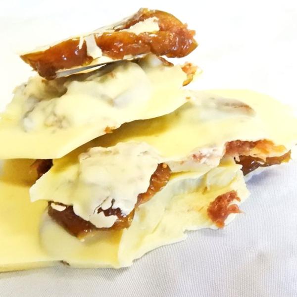 【発売日：2023年11月13日】2022年より華ももが栽培するイチジクをワイン漬けにしたセミドライフルーツを甘いホワイトチョコレートに混ぜ合わせた噛むほどにイチジクのぷちぷちとした食感に、甘く香るワインの美味しさを楽しむ大人の味わい仕立て...