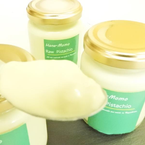 人気の鹿児島生プリンにとろけるピスタチオが誕生！クリーミーな口どけの生プリンに、生ピスタチオ本来の爽やかな杏仁のような香りが楽しめる生ピスタチオとナッツを加えてピスタチオの香りは控えめに、ナッツの香ばしさとミルキーさが引き立つピスタチオナッ...