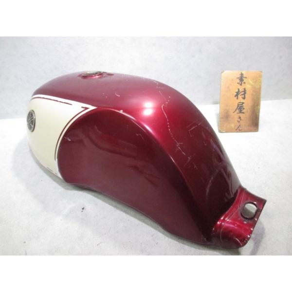 部分的に凹みのある中古の純正のものです。他にもスリ傷や塗装はがれ、サビやくすみなどありますが、ひどい潰れはありません。タンク内はサビがあり、腐食によるサラ音もありますが、目視の確認で穴はなく見えました。パーツ入手の為、水抜きパイプの漏れや張...