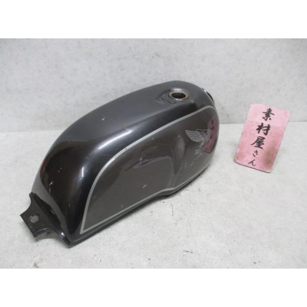 穴の開いた（画像7枚目参照）中古の純正のものです。他にも数ヵ所凹みや塗装はがれ、スリ傷やサビ、ペイント跡？などあります。タンク内はサビがあり、腐食によるサラ音もありますが、ひどい潰れはありません。パーツ入手の為、水抜きパイプの漏れや張り合わ...