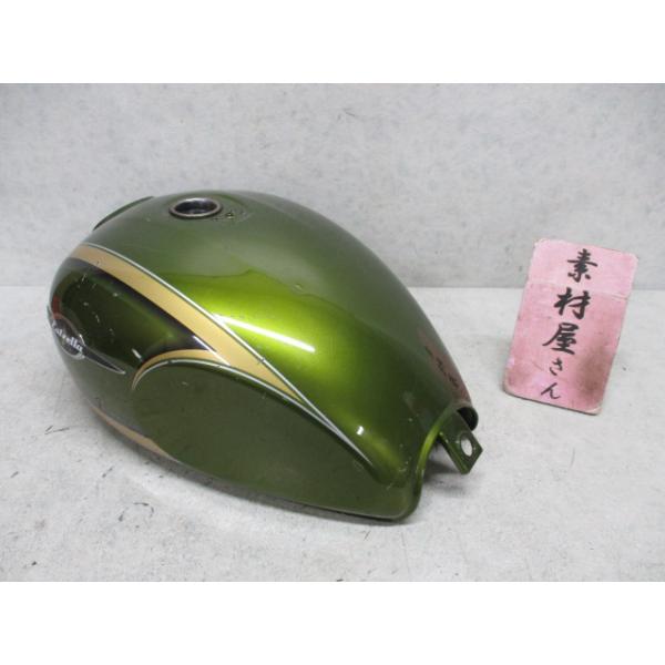 複数凹みのある中古の純正のものです。他にもスリ傷や塗装はがれ、サビ、フチに曲がりなどあります。タンク内はサビがありますが、腐食によるサラ音はなく、目視の確認で穴もなく見えました。パーツ入手の為、水抜きパイプの漏れや張り合わせ部分の漏れは未確...