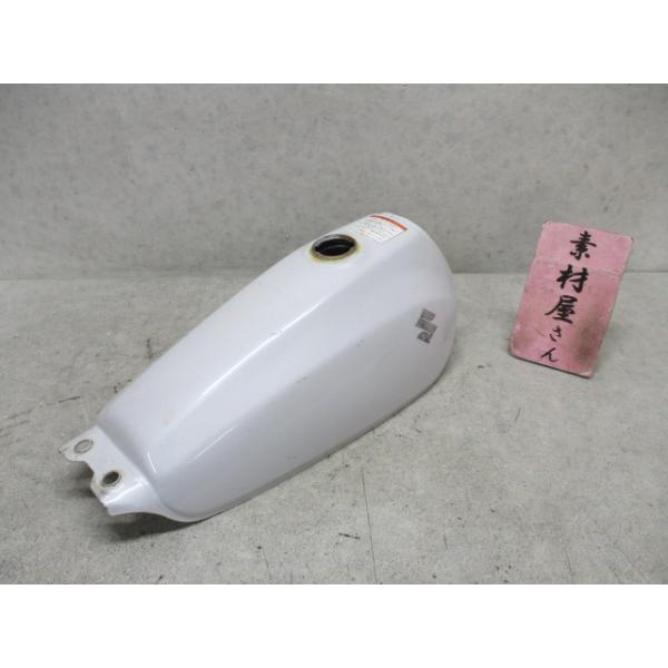 数ヵ所小さい凹みのある中古の純正のものです。他にもスリ傷やサビ、塗装はがれやくすみなどありますが、ひどい潰れはありません。タンク内はサビがあり、腐食によるサラ音もありますが、目視の確認で穴はなく見えました。パーツ入手の為、水抜きパイプの漏れ...