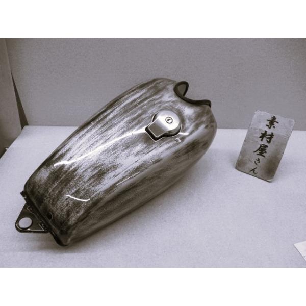 ペイントされている中古の純正のものです。他にも小さい凹みやサビ、塗装はがれやスリ傷などあります。タンク内はキャップの鍵がないので、中が見えませんが、腐食によるサラ音もあるので、サビもあると思います。穴はなく見えました。パーツ入手の為、水抜き...