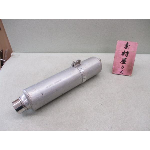中古の純正のものです。粉ふきやくすみ、スリ傷やケズレ傷、小さい凹み、腐食によるサラ音も少しありますが、ひどい潰れや穴などの目立つ破損はありません。パーツ入手のため把握できる現状は上記の通りです。画像の物がすべてになります。あくまで目視の判断...