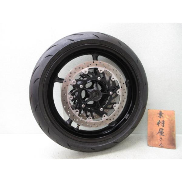中古の純正品で、回転台で回してみたところ、簡易的なチェックで若干のフレを感じましたが、手直しで修正可能だと思います。リムに塗装はがれや細かな傷などありますが、めくれは見当たりません。ベアリングはスムーズに回ります。タイヤは’24年製で、サイ...