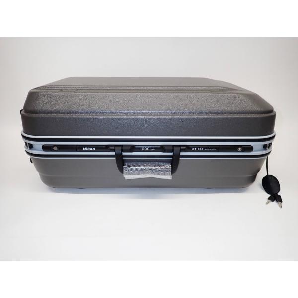 商品名：ニコン トランクケース 型番：CT-608メーカー：ニコン Nikon付属品：キー×2(カバー付き)、ショルダーベルト、外箱コンディション：展示品です。メインハンドルと付属のキーカバーにスレ、開閉部分の端にささくれ、縁のグレー部分に...