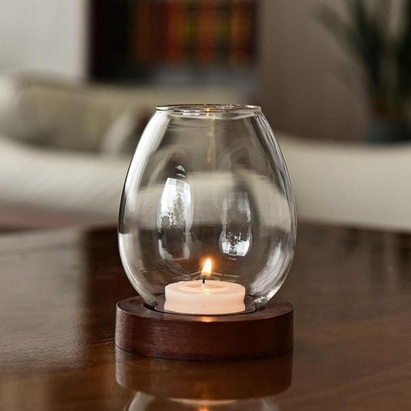 「商品情報」「主な仕様」キャンドルランタンでオイルランプ風デザインで温かな雰囲気を演出：キャンドルホルダーは、上品な耐熱ガラスと木製の台座の組み合わせが、シンプルながら洗練された印象を与えます。キャンドルスタンドに、ティーライトキャンドルや...