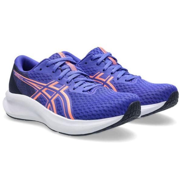 ランナーのスムーズな走りをサポートするように設計。前モデルより前足部の厚みを厚くすることで、よりソフトでスムーズな接地感を追求しました。通気性の良いメッシュ素材のアッパー構造により、足を涼しく保ちます。また、アウターソールには屈曲溝を多く設...