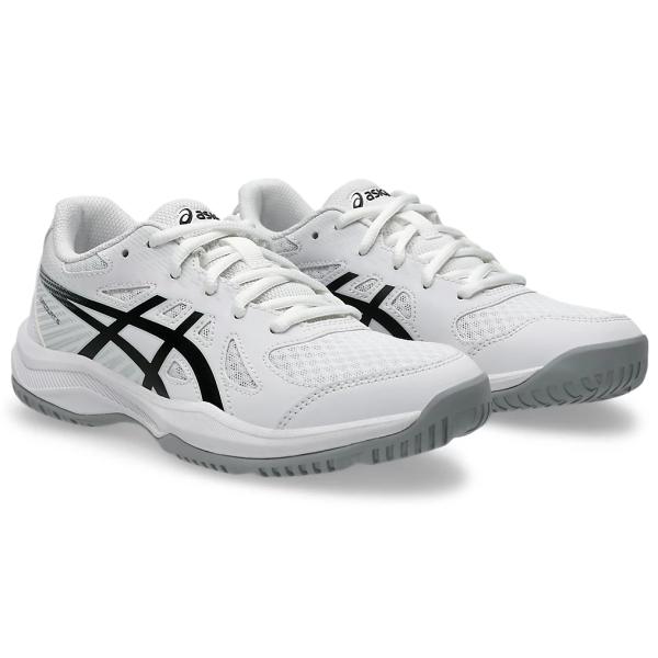 ■UPCOURT 6 GSジュニア向けに設計されており、大型メッシュウィンドウを採用することで、通気性と軽量性を追求しております。 正しいステップワークを身に着けるべく、中足部の補強を強化することで横方向への安定性を実現し、急な動きやストッ...