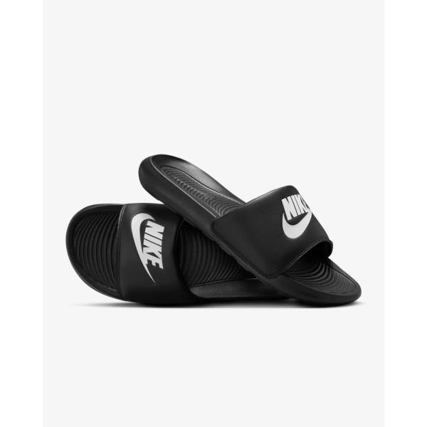 ナイキ ビクトリー ワンは、ビーチやスポーツ観戦に適したクラシックなマストアイテム。軽く快適で着用しやすいデザインを、柔らかく反発力に優れたフォームでアップデート。曲線的なグリップパターンが足のずれを防ぎ、新しいパッド入りストラップにより見...