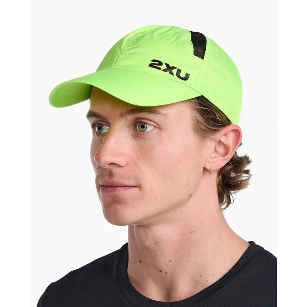 シックな新色登場！頭を熱から保護するように設計された軽量2XUランキャップです。通気性の良い素材で、ランニング中も頭部を涼しく保ちます。ワンサイズ（後部のストラップでサイズ調節可能）シンプルなデザインかつ真っ白なカラーリングが真夏の強い日差...