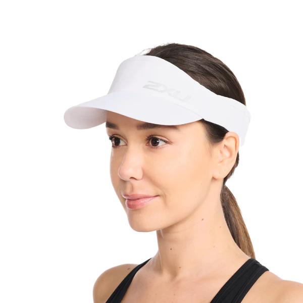 2XUのランバイザーは、紫外線に対して皮膚を保護する快適で通気性のあるアイテムです。耐久性と速乾性を備えたこのバイザーは、明るい夏のランニングに欠かせないトレーニングパートナーです。サイズ：ワンサイズ展開。後ろのストラップでサイズ調整可・長...