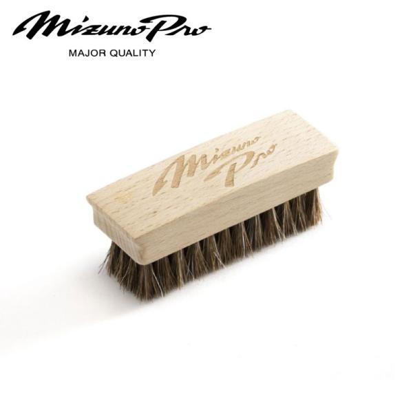 限定品グラブのお手入れに！●ミズノプロ 馬毛ブラシ●グラブメンテナンス用品●メーカー名：ミズノ●メーカー希望小売価格：￥1,200+税●メーカー品番：1GJYG40900●サイズ：縦32mm×横97mm×高さ36mm●素材：天然木、馬毛掲載...