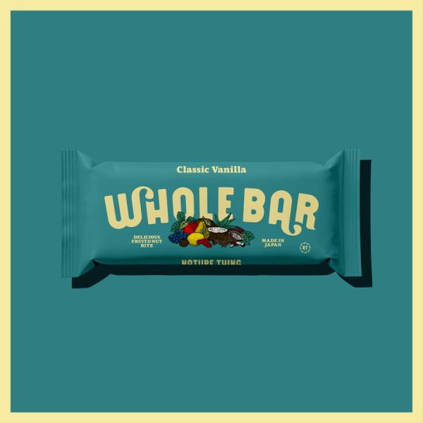 WHOLE BARは、いつでもどこでも素材を丸ごと味わえるフルーツバーです。デーツをベースに、アーモンドクラッシュやアーモンドペースト、マカダミアナッツ、カカオニブを使用しました。マダガスカル産バニラの香りは、マカダミアナッツのまろやかさと...