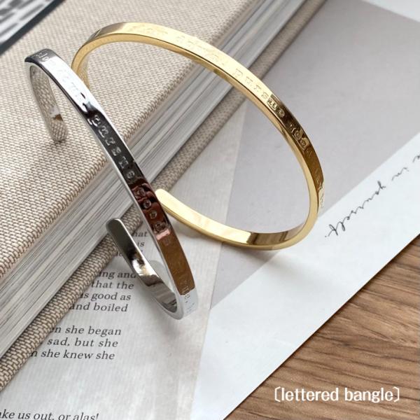 〔lettered bangle レタードバングル〕 ゴールド シルバー　カジュアル シンプル 英字 ブレスレット　レディースアクセサリーシンプルなフォルムにさりげなく刻まれた英字がアクセントになったバングル。細身で上品なデザインなのでデイ...