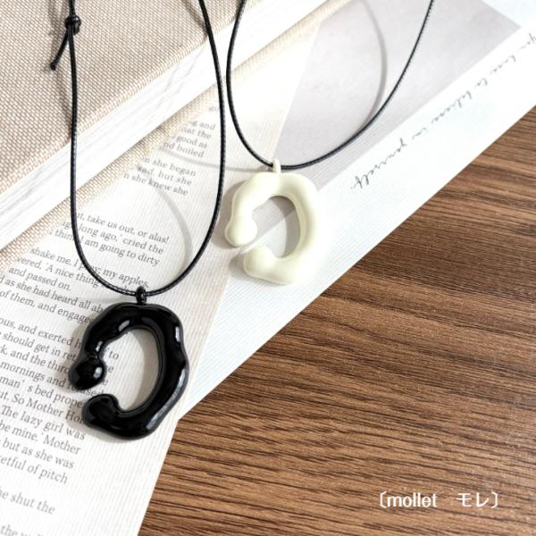 〔mollet　モレ〕 レザーペンダント レザーコード 革ひも レディース アクセサリー ネックレス ペンダント シルバー ゴールド カジュアル ロングネックレスやわらかな曲線が印象的なモダンデザインネックレス。ぽってりとした立体フォルムが...