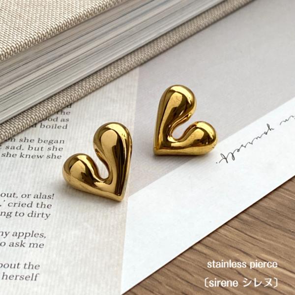 〔sirene シレヌ〕ハートピアス  ステンレス アクセサリー レディース  シンプル  ゴールド 大ぶり プレゼント ギフトアシンメトリーのぷっくりハートが洗練されたデザインのピアスです。遊び心あるフォルムが甘すぎない大人のスタイルにマ...