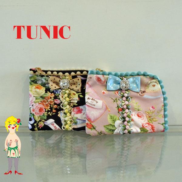 大きなリボンとビジューが可愛いミニポーチです。おやつやお化粧品なので、ちょっとした小物入れにオススメです。中にはフタ無しポケットが4ヶ所あり、細かな小物や薬なども分けて入れられます。